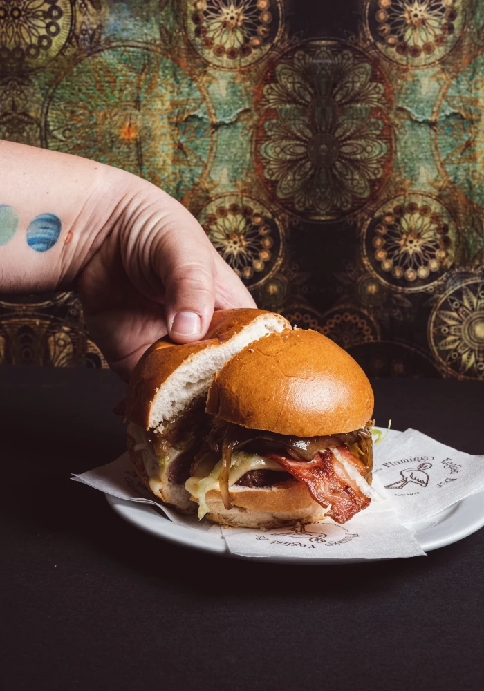 Hamburguesería en playa San Juan | Flamingo English Bar
